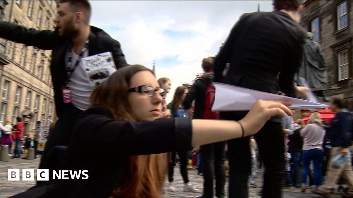 Council backs workers' campaign for 'Fair Fringe' - BBC News