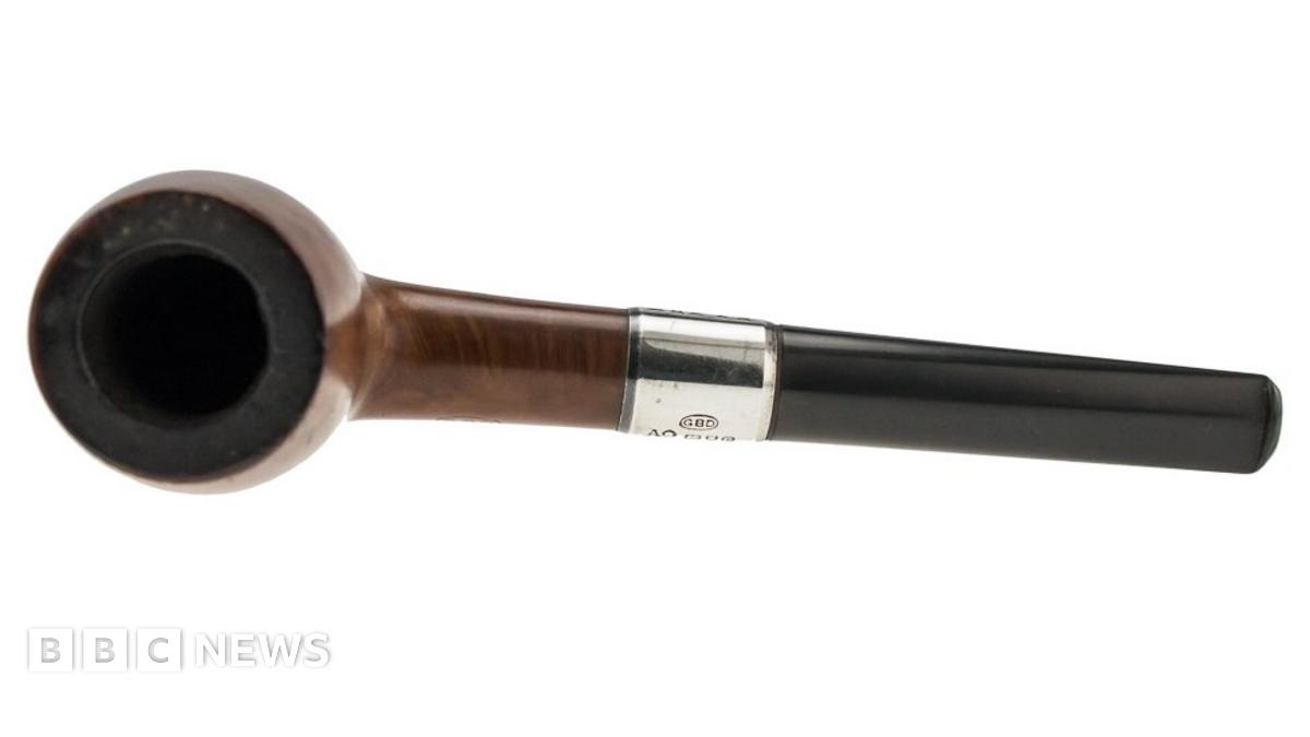 Explorer Edward Wilson's pipe bought for Cheltenham museum - BBC News
