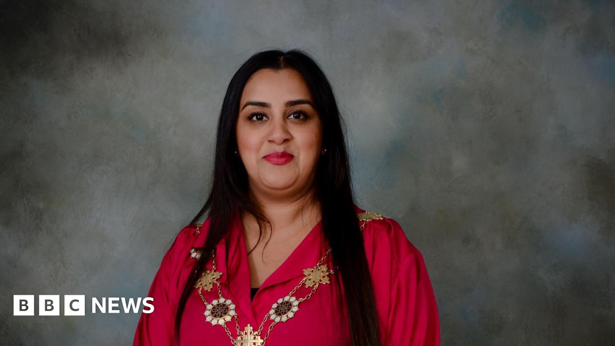 New Kirklees Mayor Nosheen Dad to make history for borough - BBC News