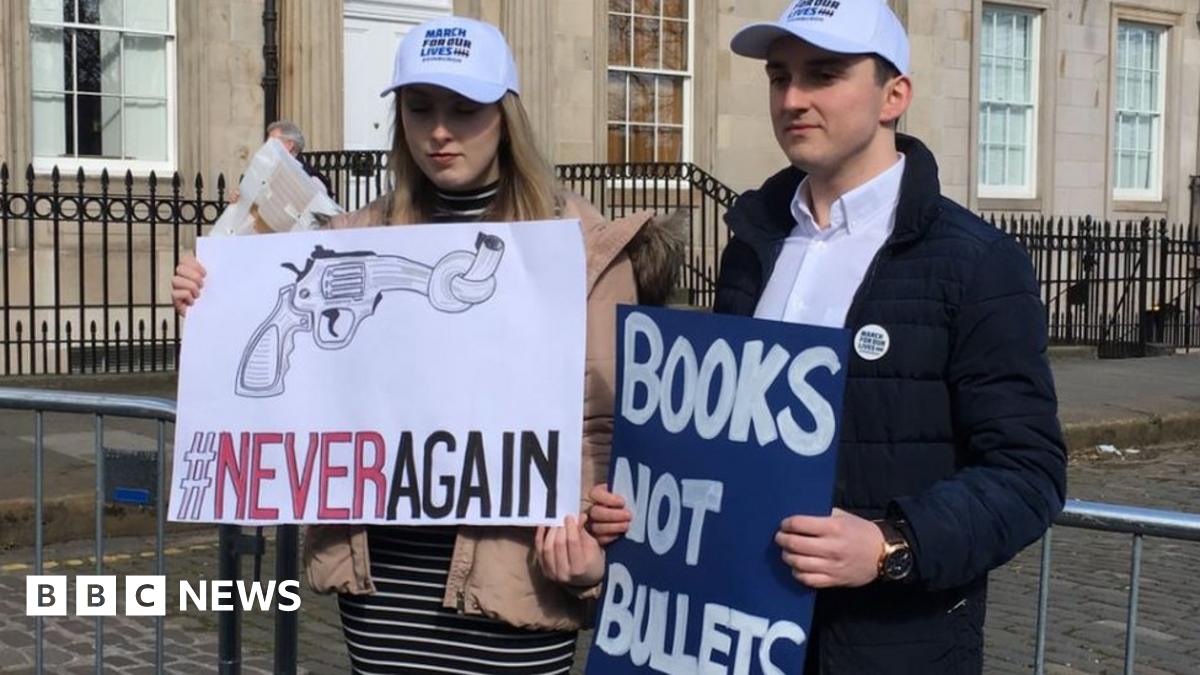 Dunblane families join US gun law protest in Edinburgh - BBC News