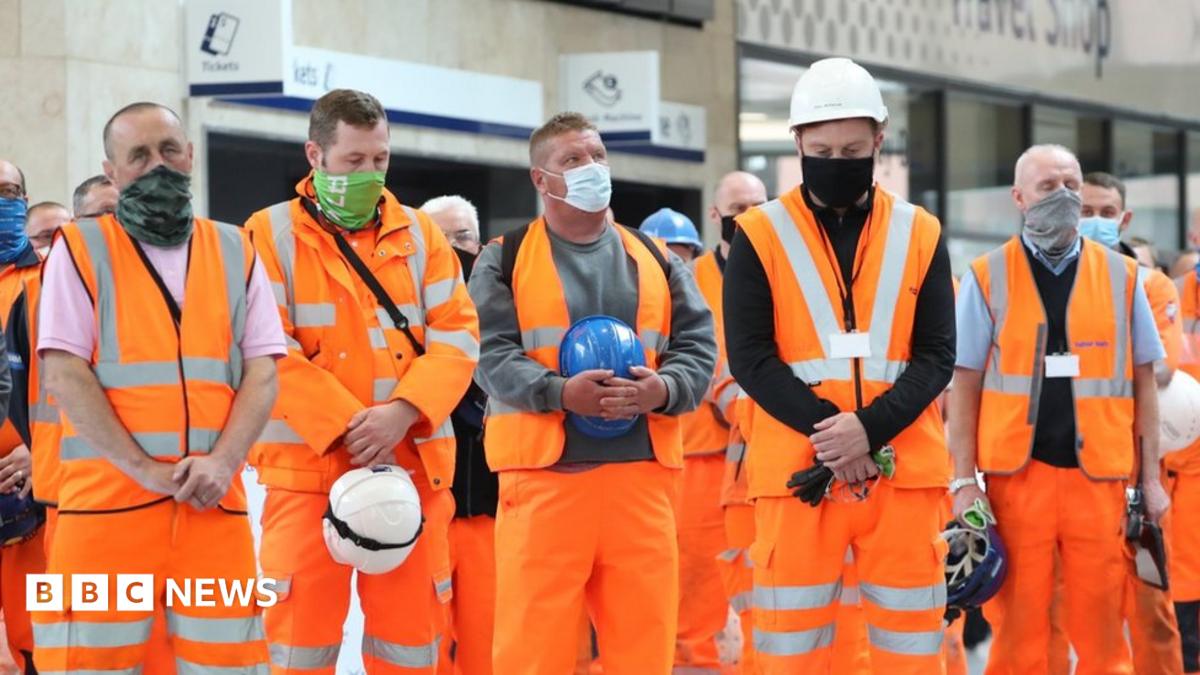 Stonehaven train derailment: Minute's silence honours victims - BBC News