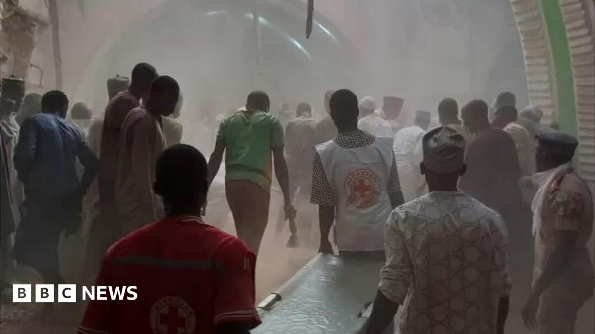 Nigeria mosque collapse: At least seven die in Zaria - BBC News