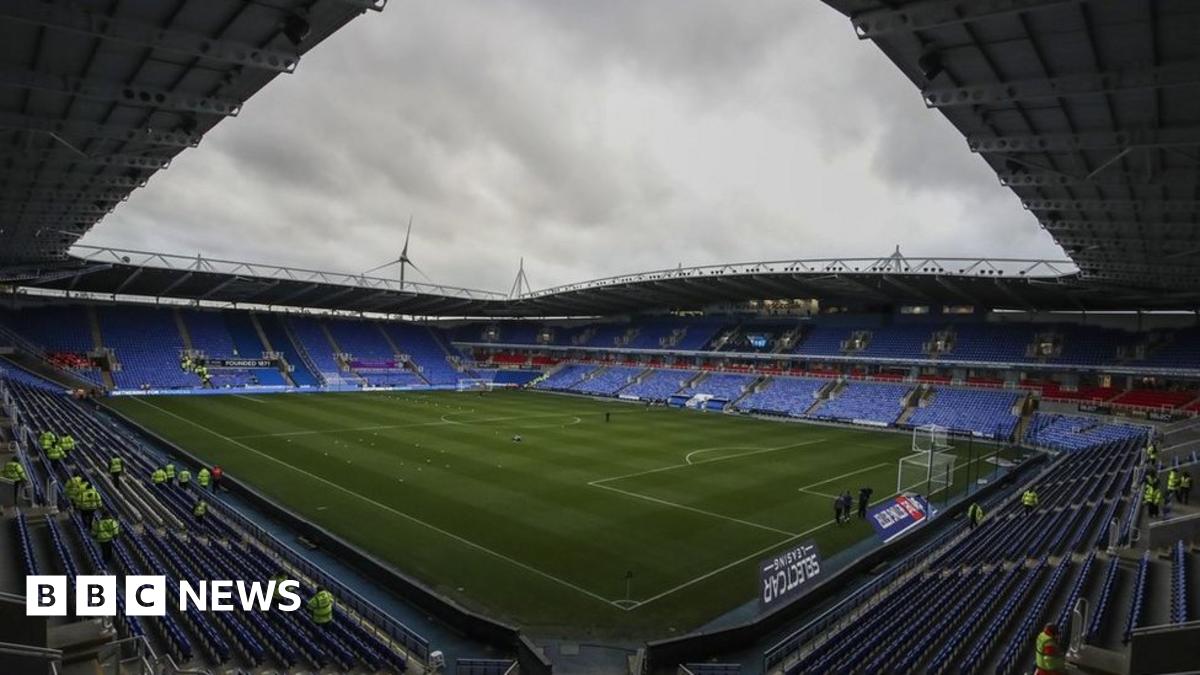 Reading football fans report stewards 'groping' at match - BBC News