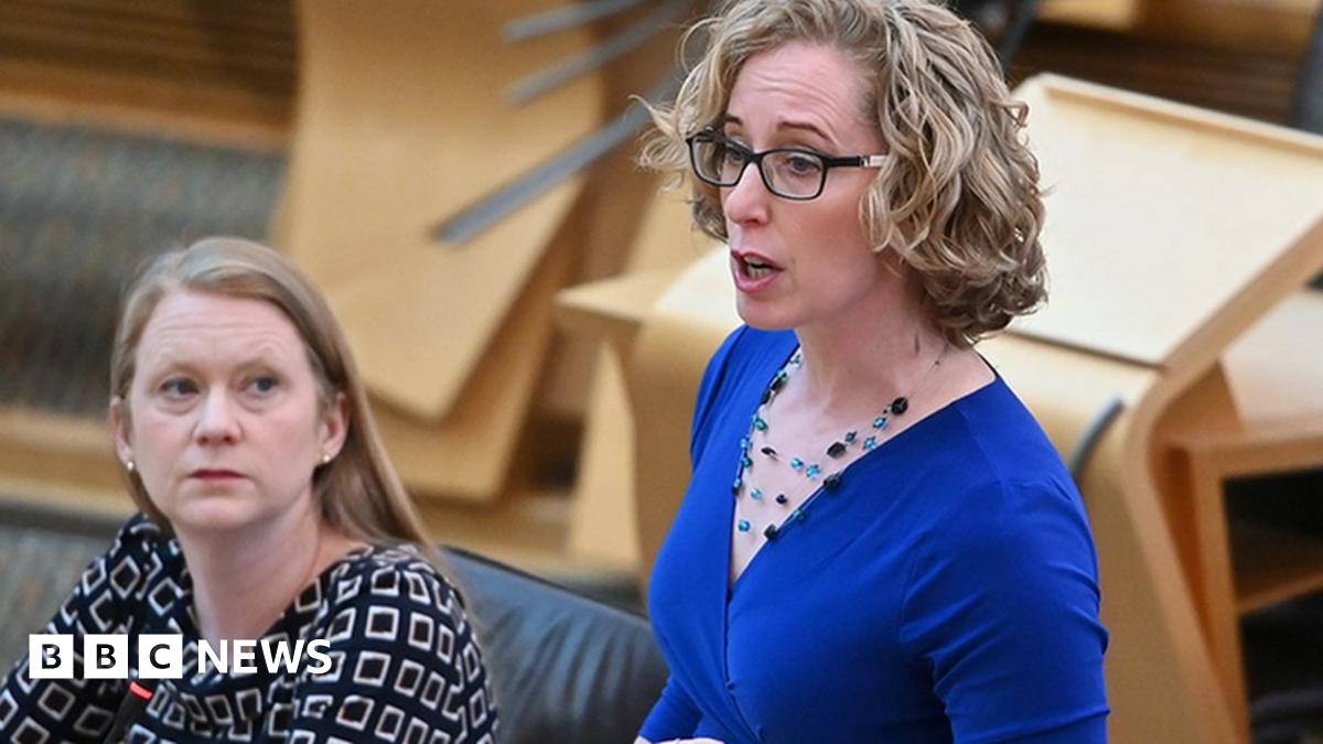 Lorna Slater defends deposit return scheme plan - BBC News