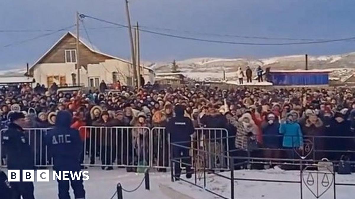 Russia protest: Crowds clash with riot police as activist jailed - BBC News