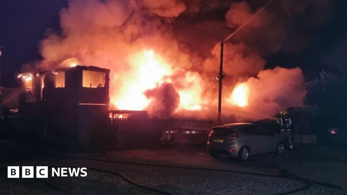Looe fish and chip restaurant reopens after catastrophic fire - BBC News