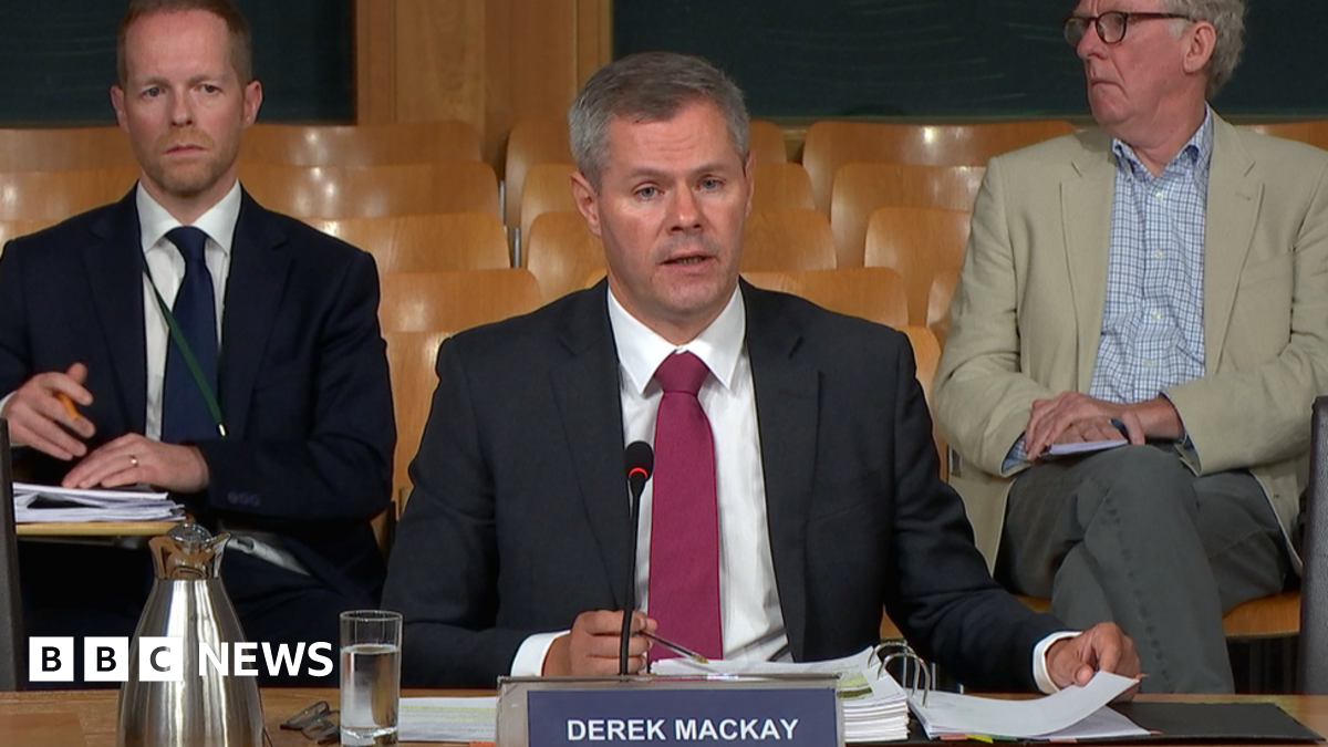 Ferries contract failings 'not all on me' - Derek Mackay - BBC News