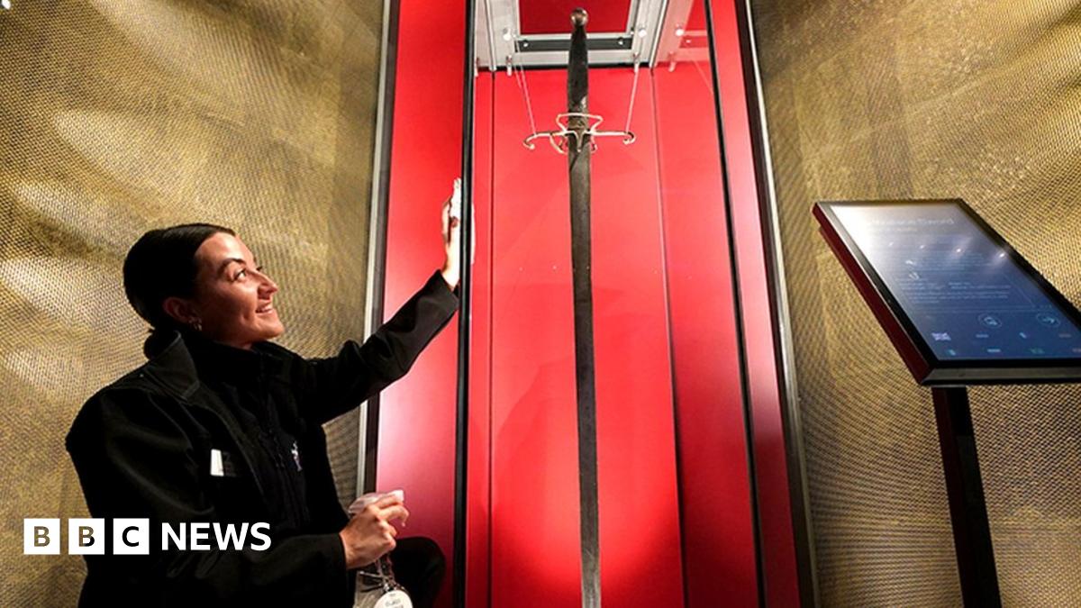 William Wallace sword returns to Wallace Monument - BBC News