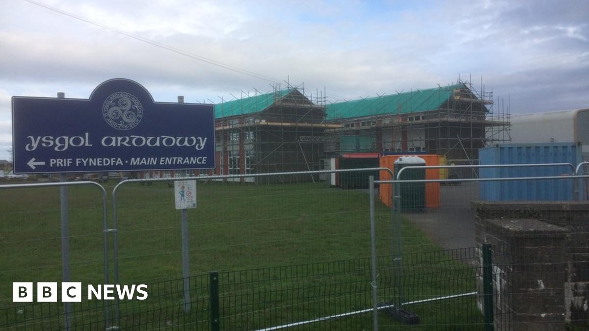 Storm Emma: Harlech's Ysgol Ardudwy reopens to all pupils - BBC News