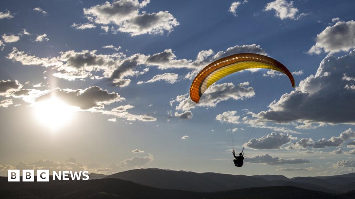 'Israeli Arab paraglider' sparks Syria border operation - BBC News