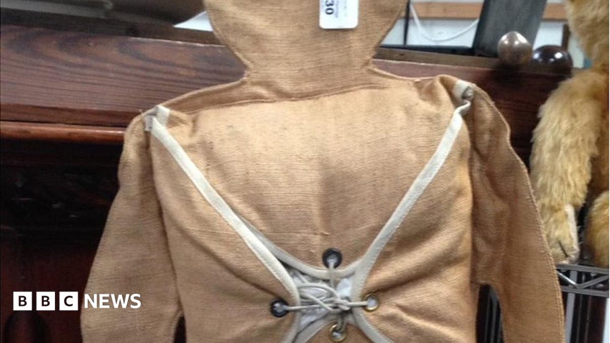 WW2 D-Day paradummy 'Rupert' sells for £2,500 - BBC News