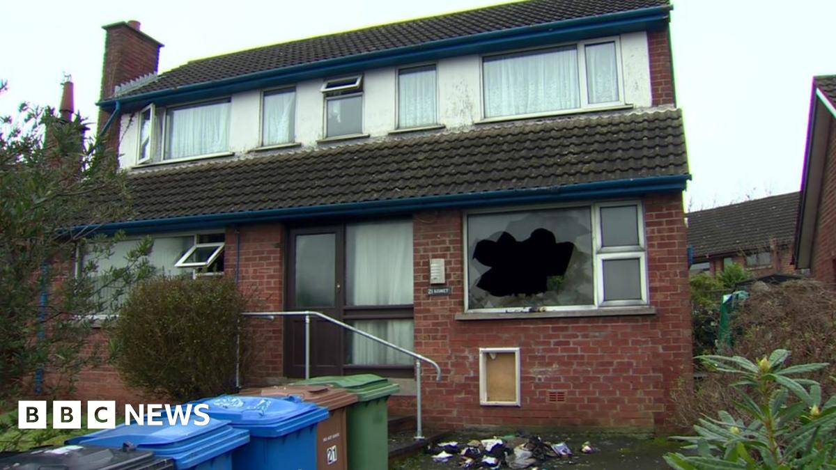 Bangor: Parents of MLA Alex Easton die in house fire - BBC News