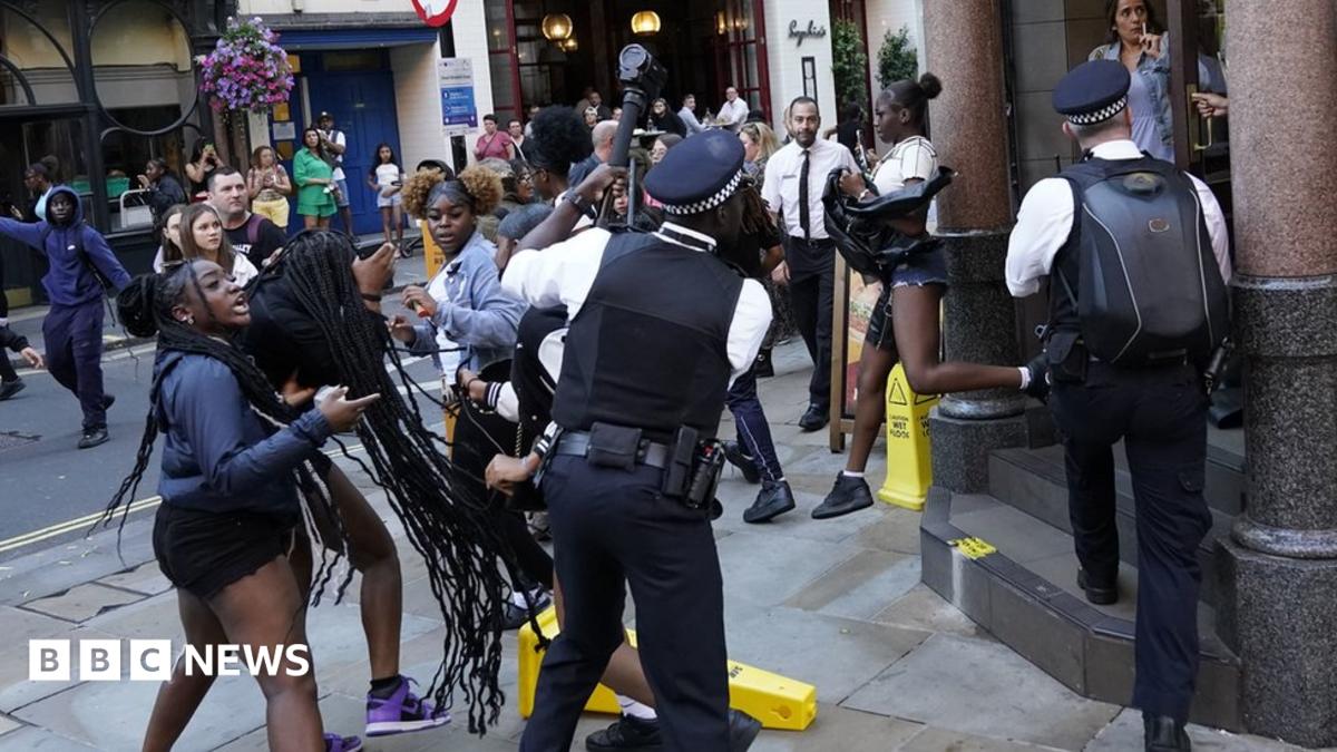 Oxford Street: Nine arrested after Met dispersal orders - BBC News