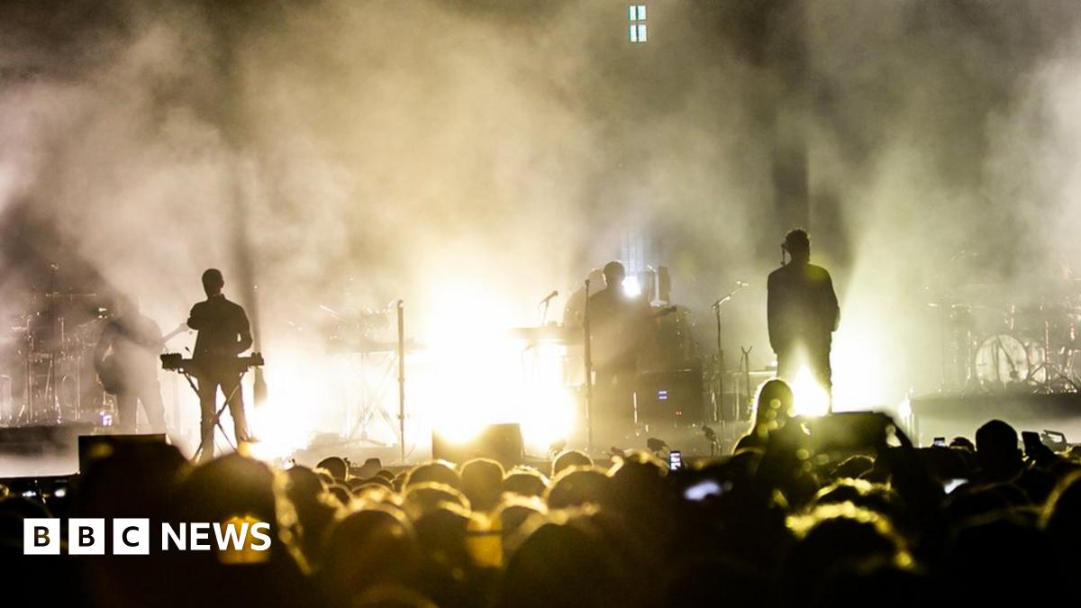 Climate change: Plan to cut carbon emissions from concerts - BBC News