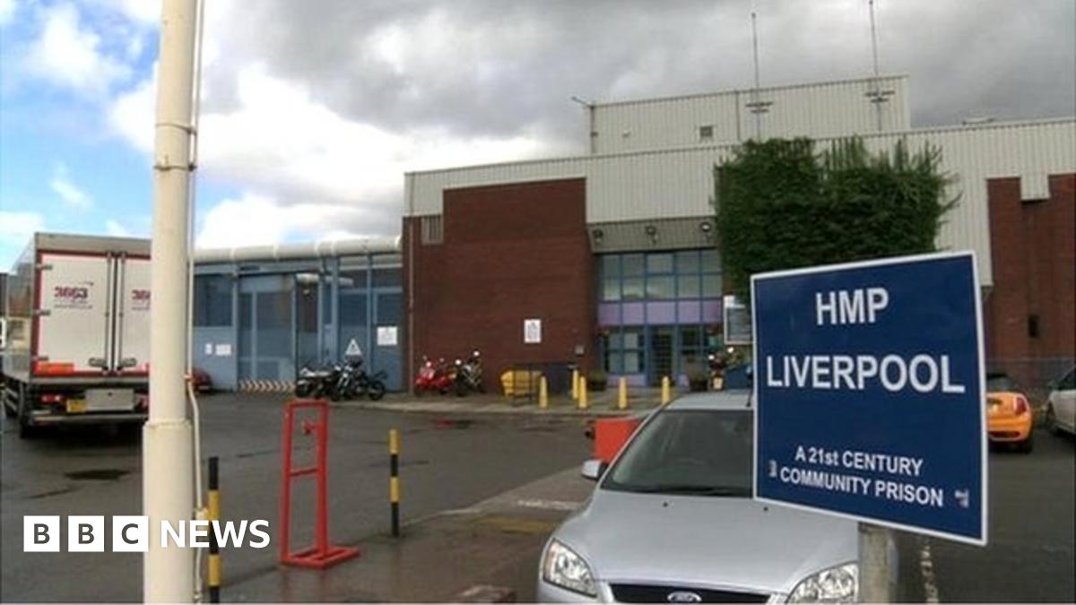 HMP Liverpool inmate tried to strangle prison officer - BBC News