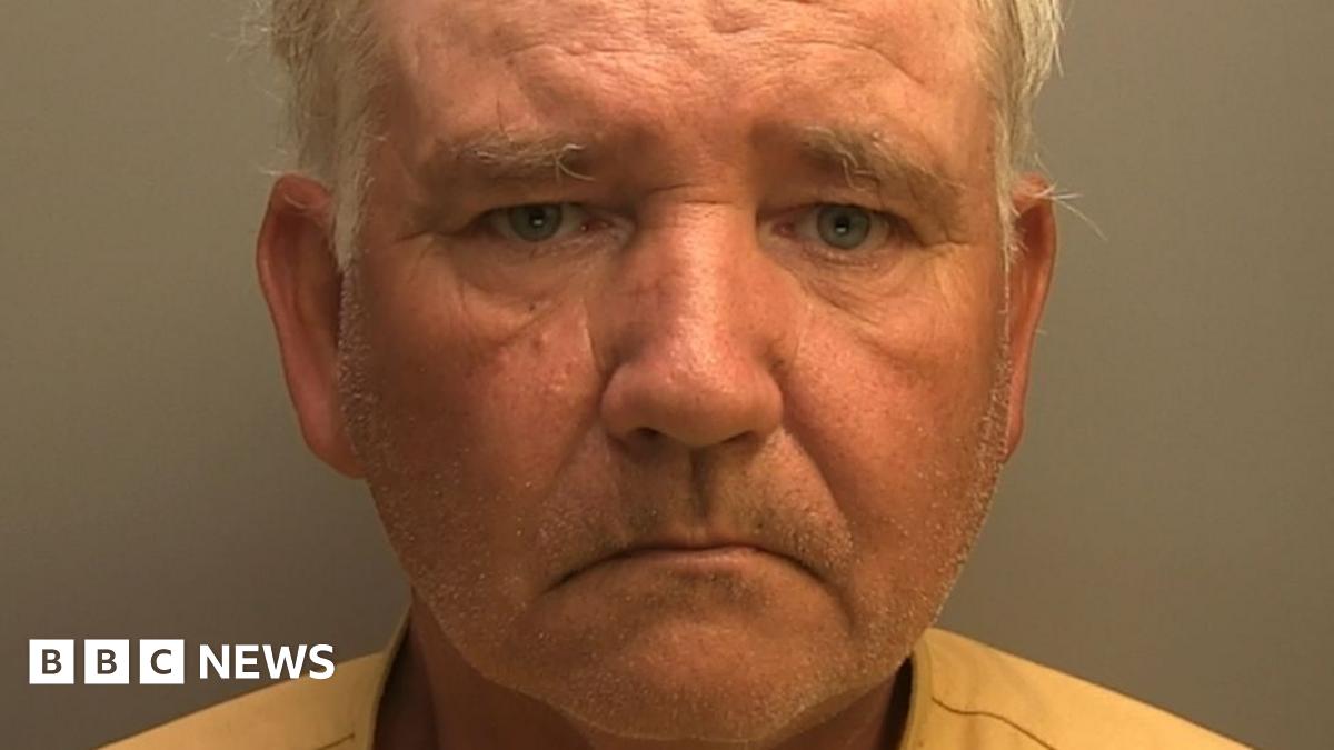 Grantham man caught by paedophile-hunting group jailed - BBC News