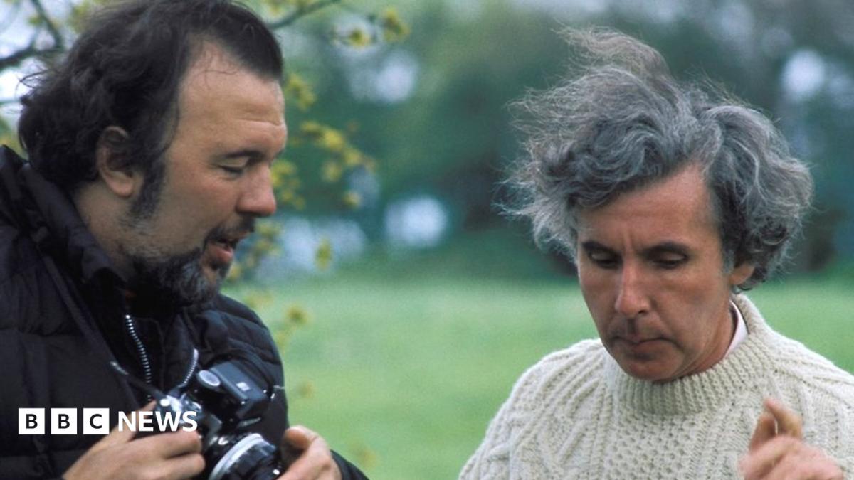 Suffolk nature writer Ronald Blythe dies aged 100 - BBC News