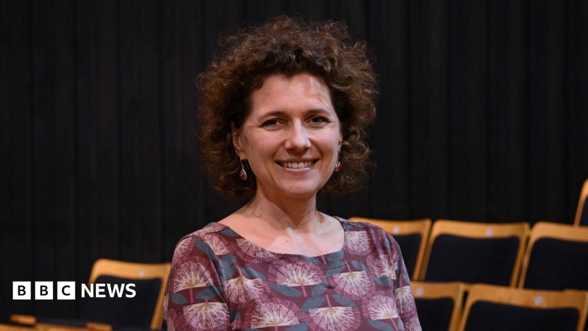 Lisa Tregale: First woman to direct BBC Wales orchestra - BBC News