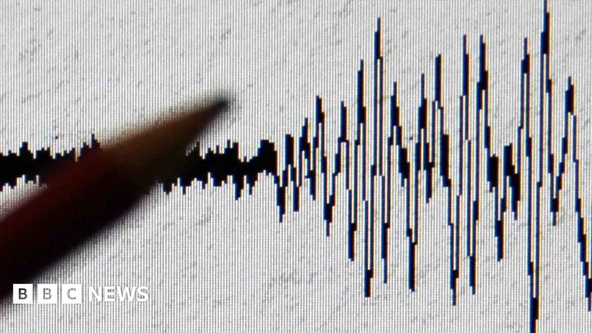 South Korea launches earthquake text alerts - BBC News