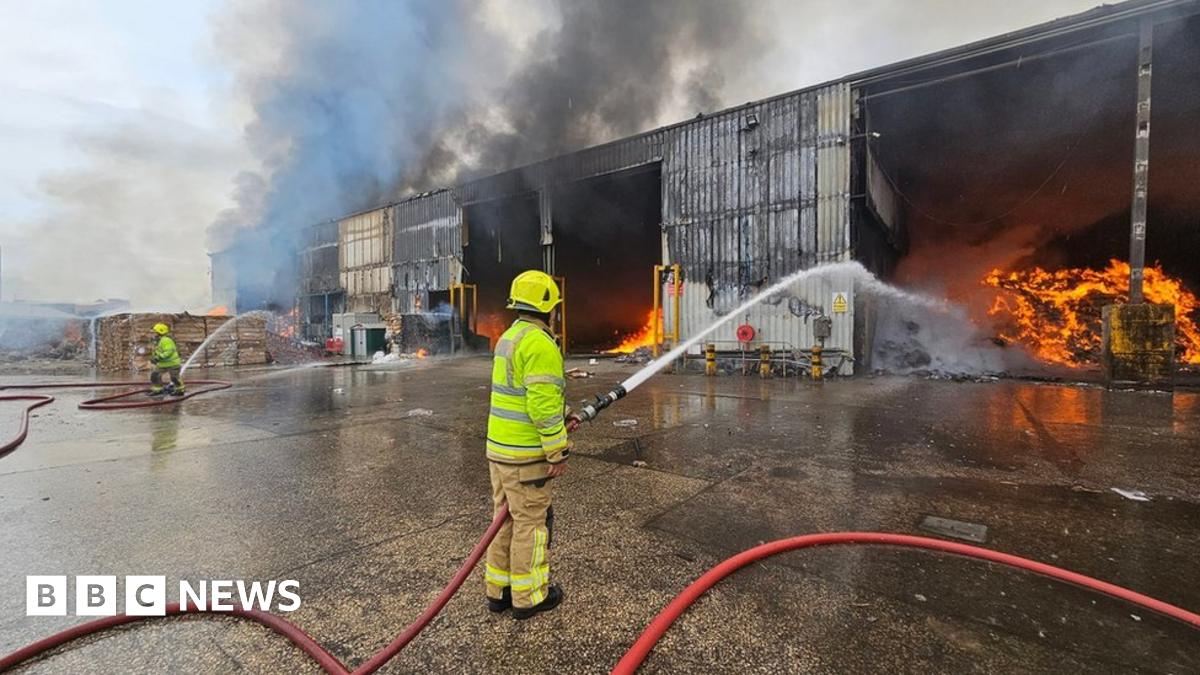 Sheffield firefighters tackle large blaze at recycling centre - BBC News