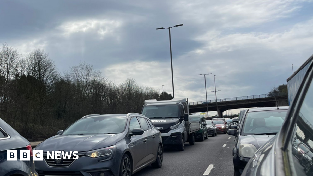M5 reopens after hour long closure due to police incident - BBC News