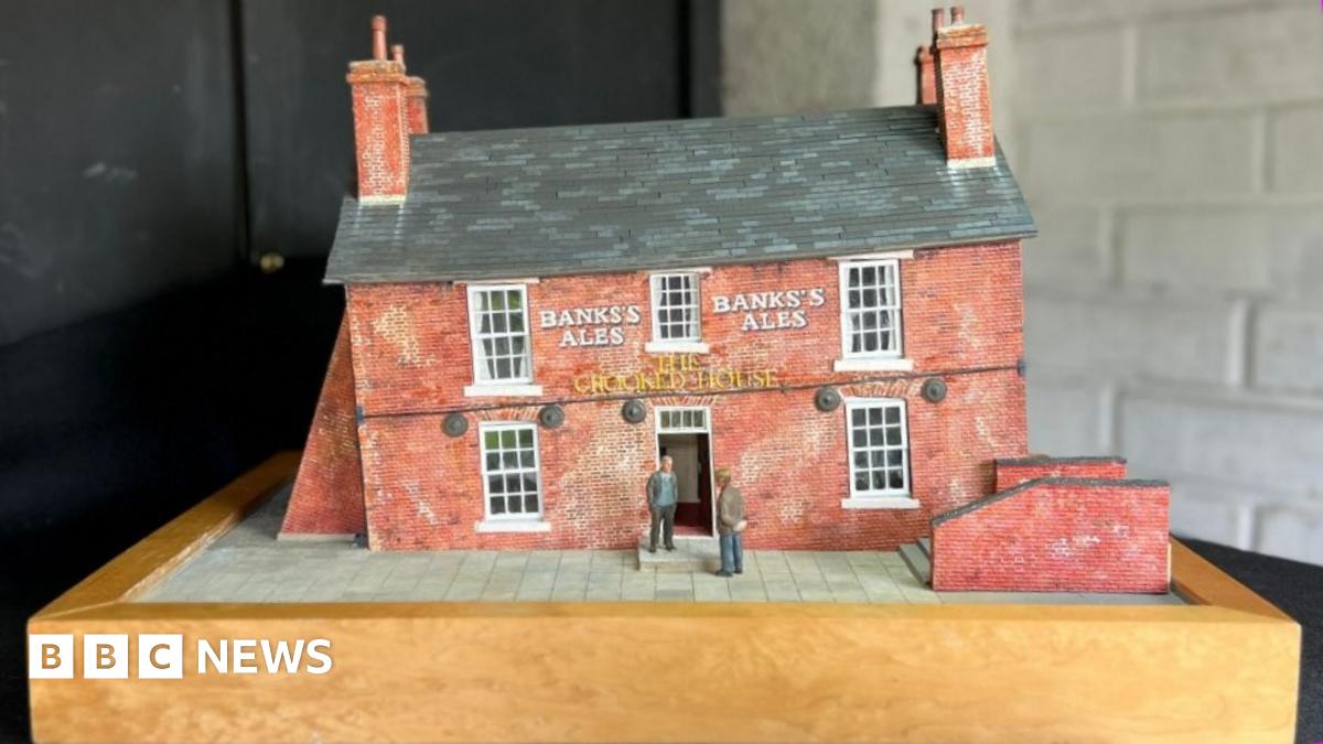 Derbyshire model maker creates miniature Crooked House pub - BBC News