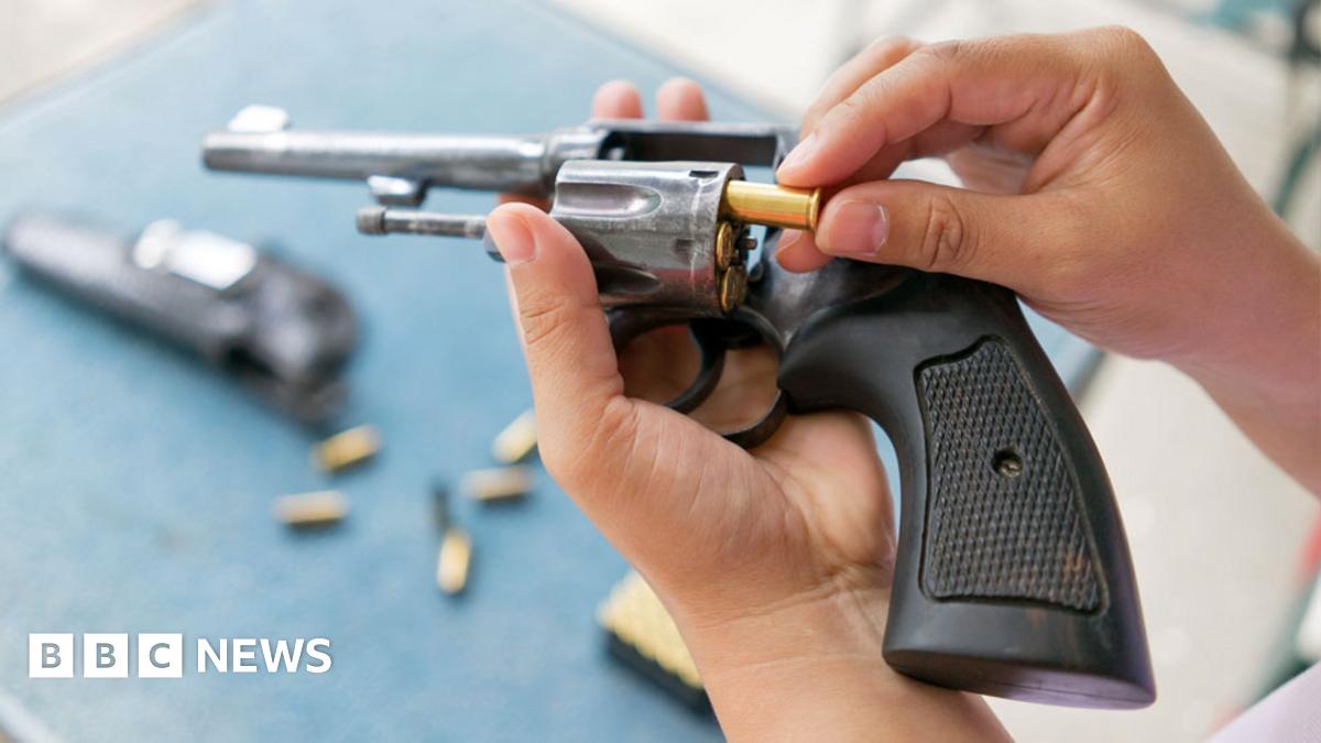 Alec Baldwin: What are prop guns and why are they dangerous? - BBC News