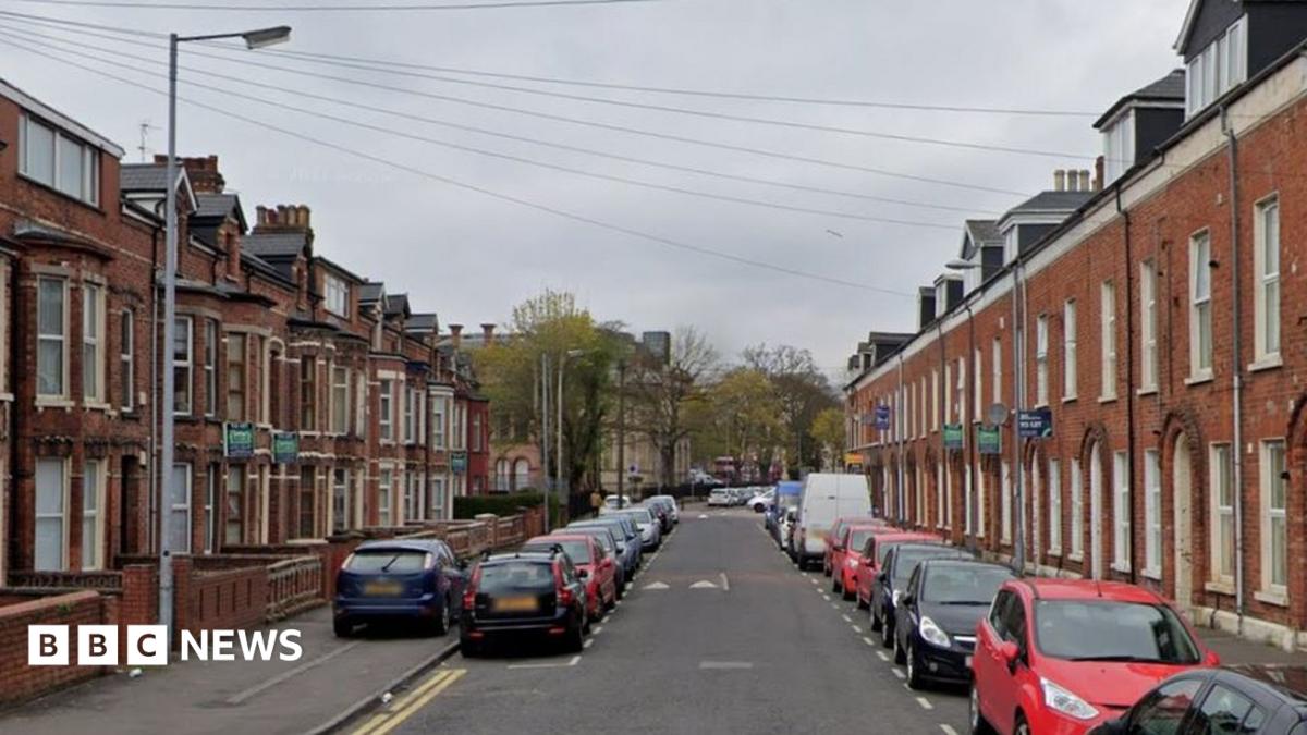 Belfast: Man taken to hospital after being stabbed in the face - BBC News