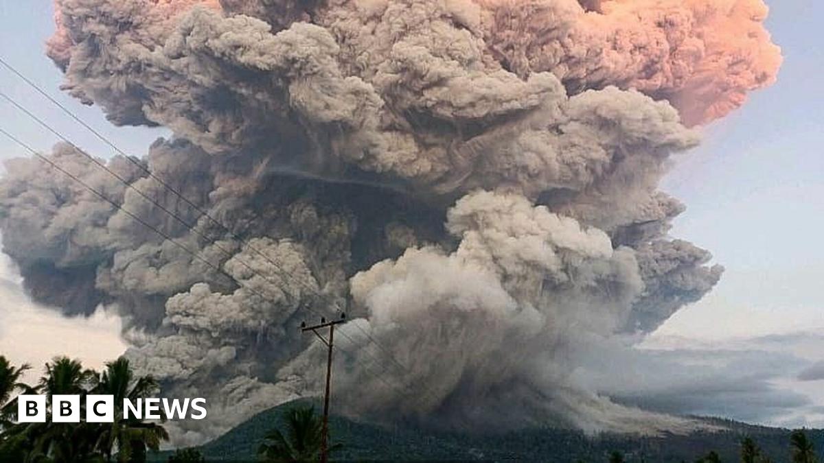 Bali flights cancelled after Indonesia's Lewotobi volcano erupts - BBC News