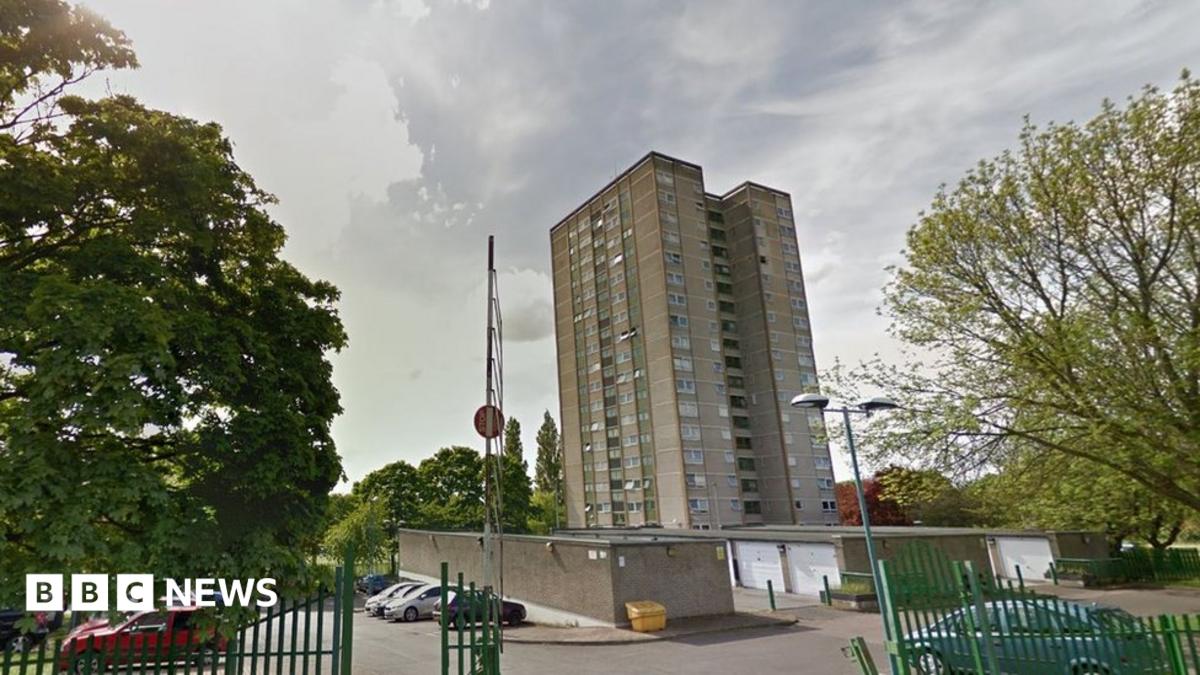Murder charge over body found in Stevenage flat - BBC News