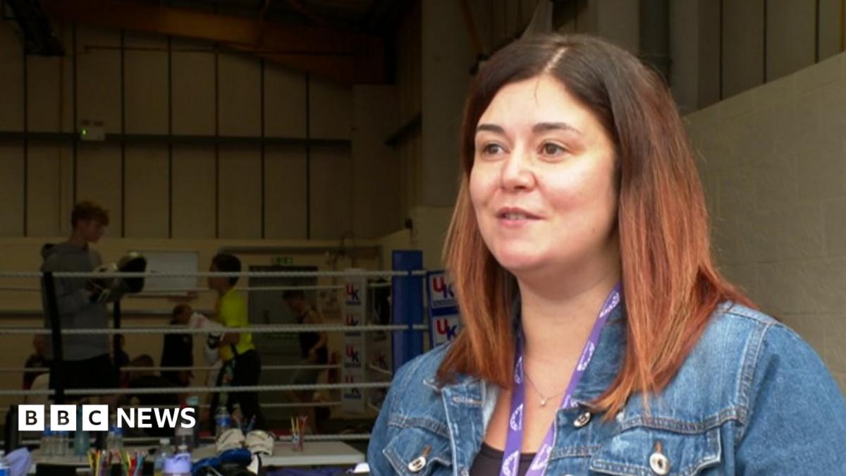 Dozens of youngsters receive free Brierley Hill boxing classes - BBC News