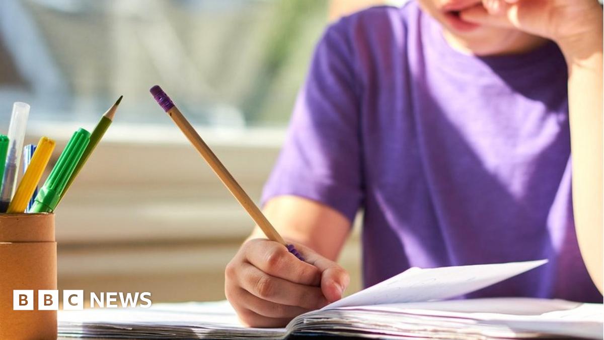 'Harsh writing advice' memes take off on Twitter - BBC News