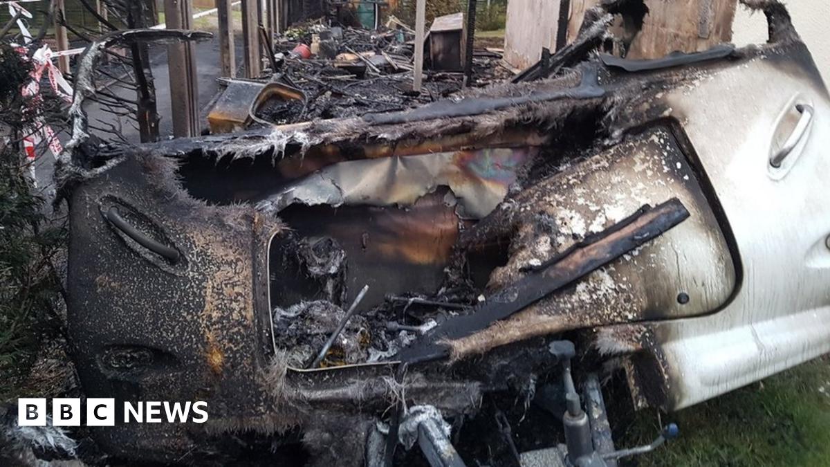 Baughurst caravan fire leaves man in hospital - BBC News