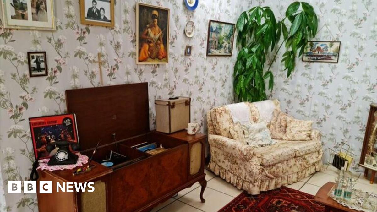 Windrush generation 'British front room' recreated in Exeter - BBC News