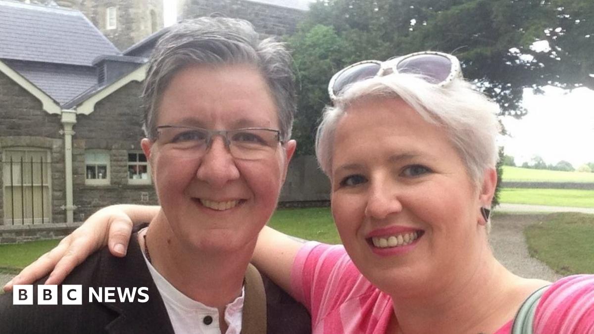 LGBT fostering: Local authority records 'not good enough' - BBC News