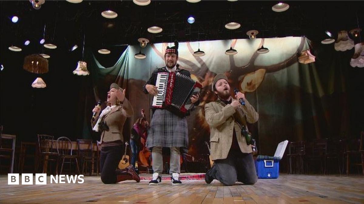 Classic Scots play returns to the stage in Dundee - BBC News