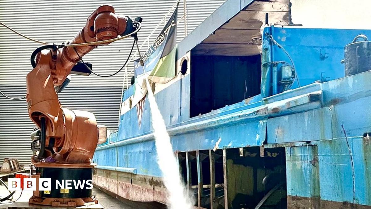 The extreme robot arm that can chop up a ship - BBC News