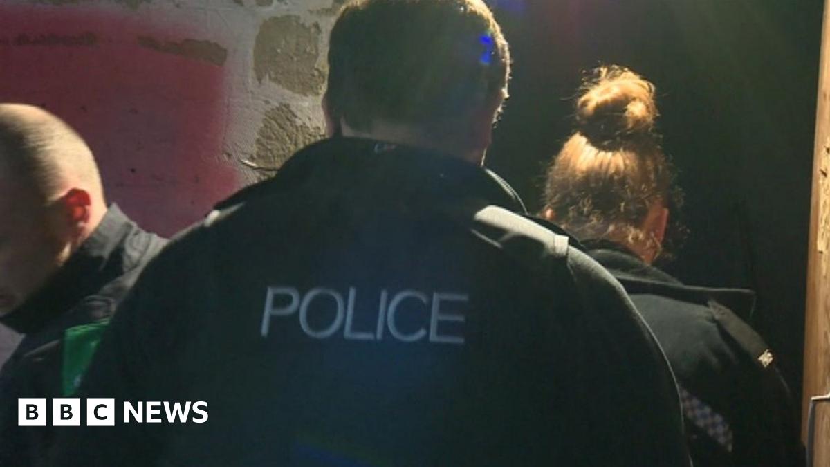 Seven arrested over cash machine thefts - BBC News