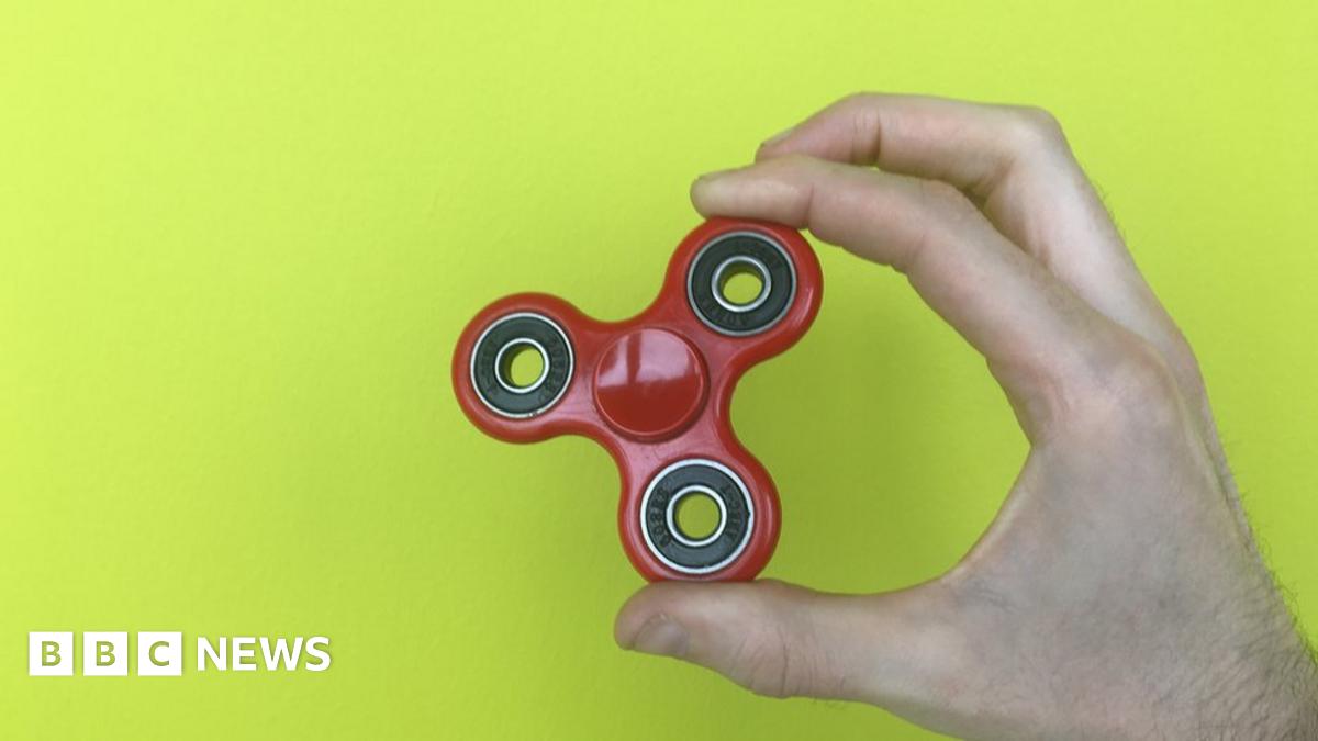Fidget spinners: the new craze in school playgrounds - BBC News