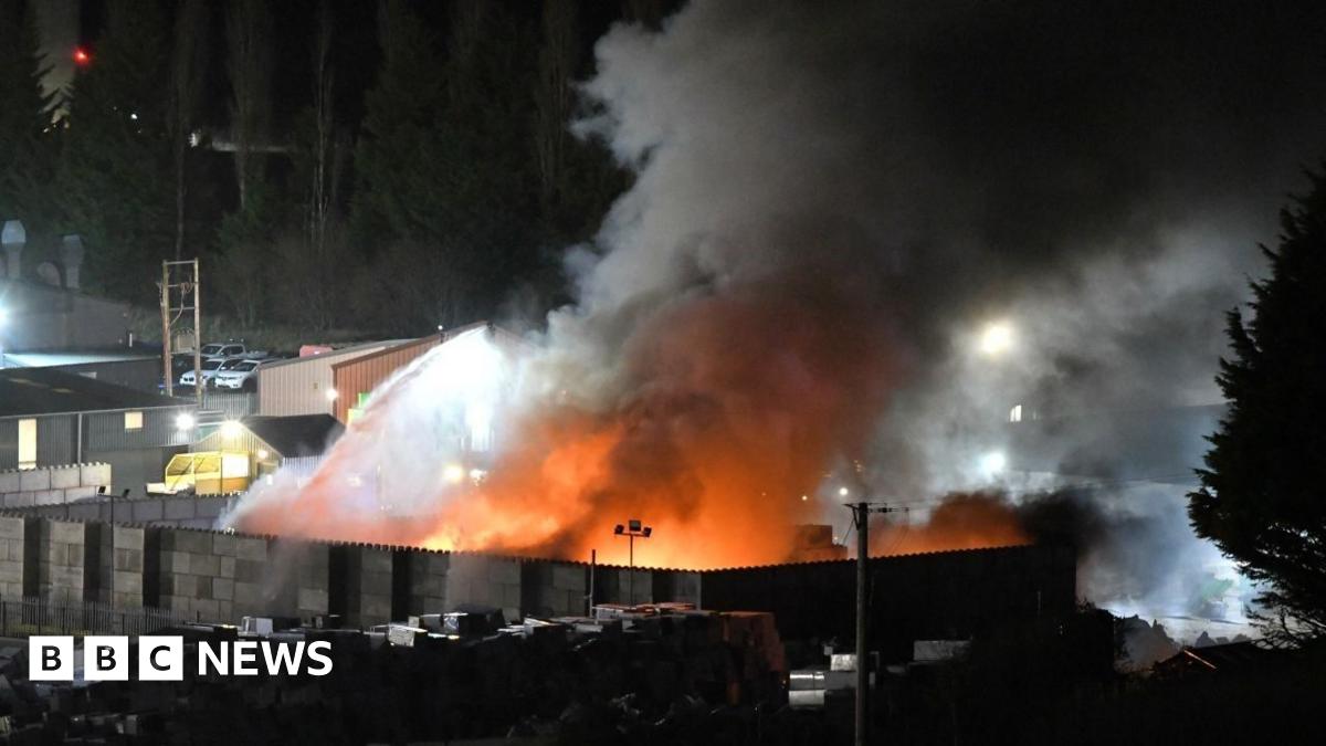 Friarton Bridge reopens after recycling site fire - BBC News