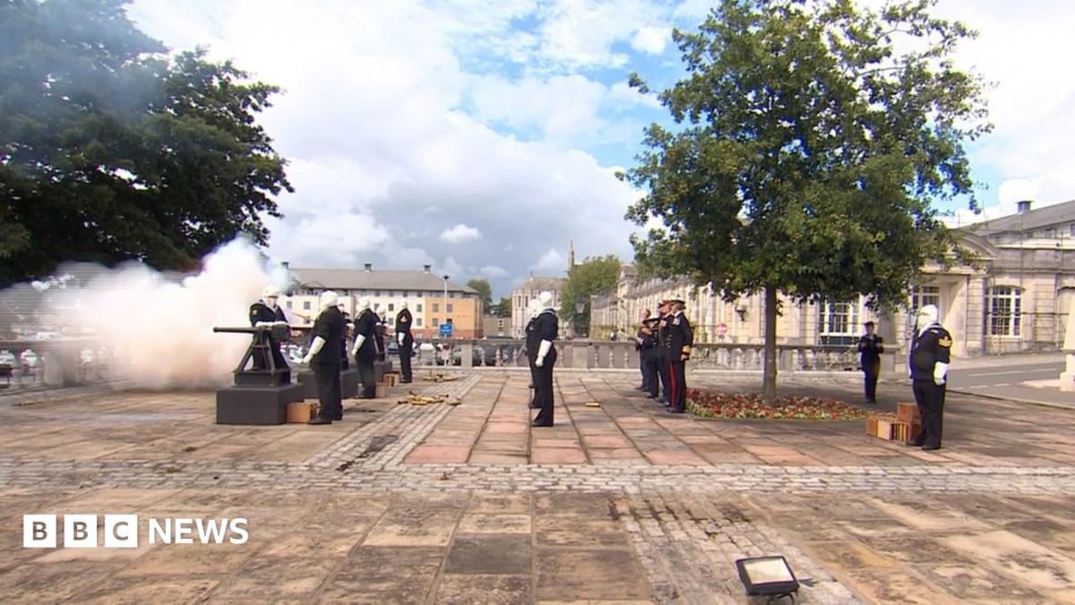Gun salute tribute for Queen in Plymouth - BBC News