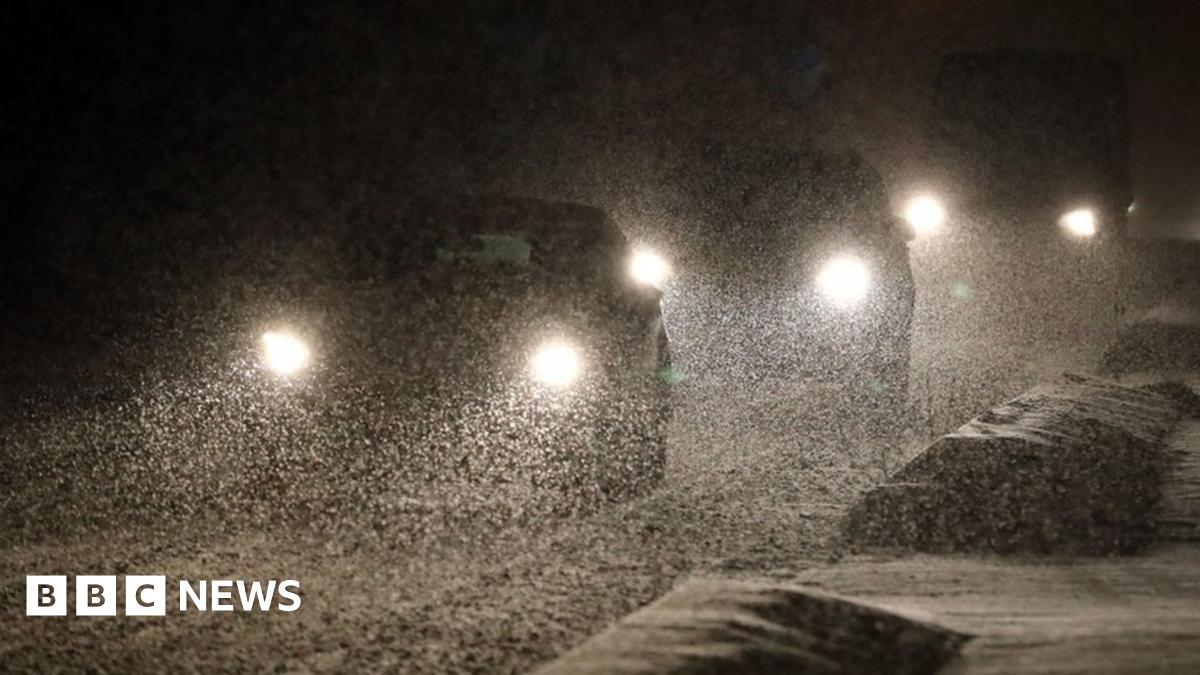 UK snow: Severe weather sweeps across country - BBC News