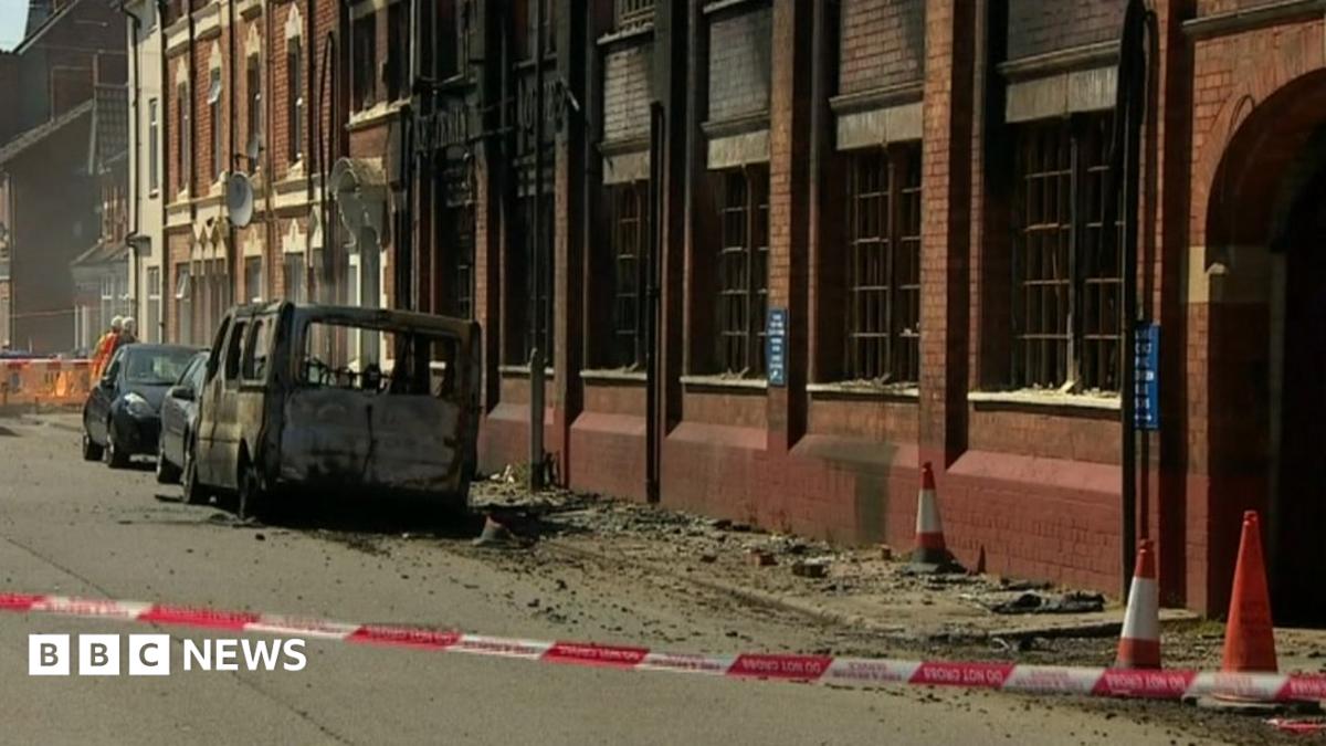 Kettering fire: Nearby residents still unable to go home - BBC News
