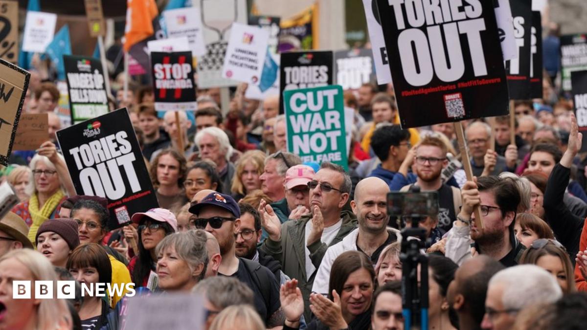 Hundreds protest in Birmingham as Tory conference begins - BBC News