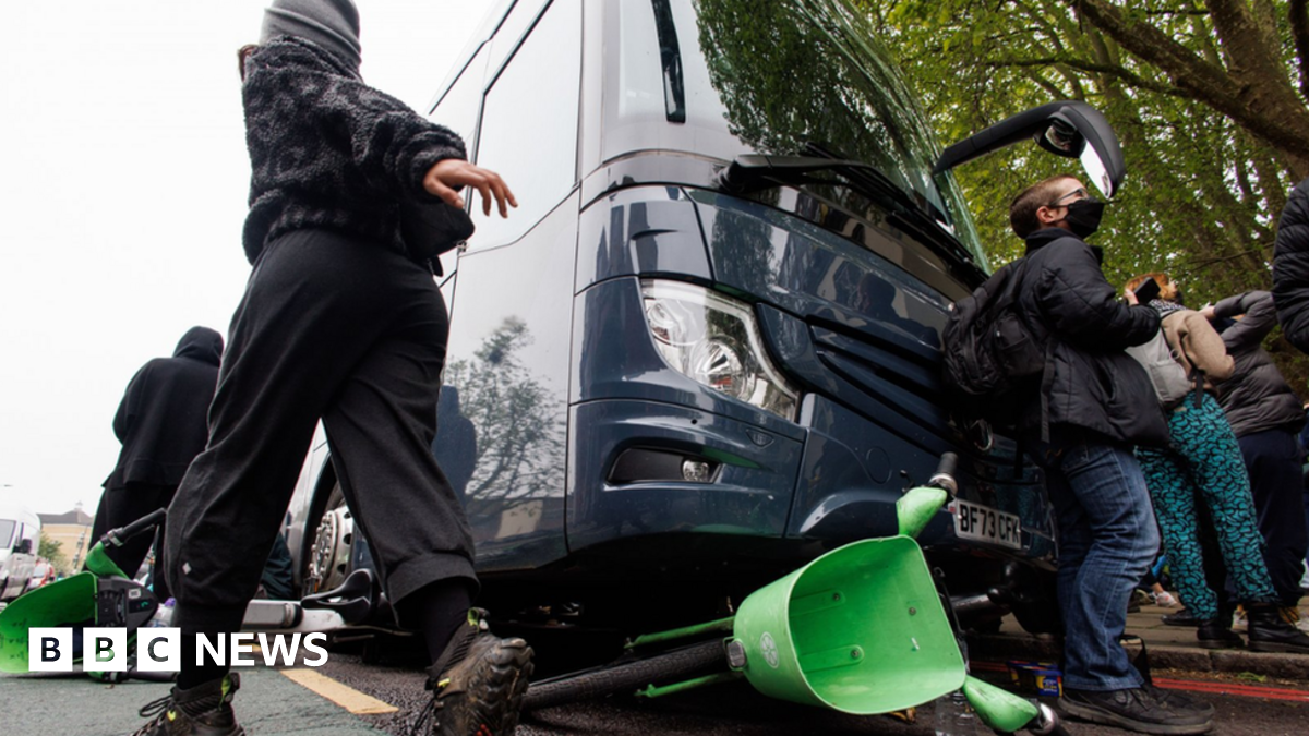 Peckham: Man hurls racial abuse at asylum seeker protest - BBC News