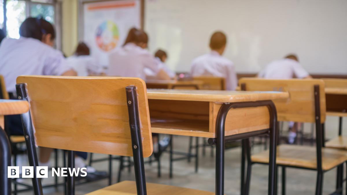 Schools' poverty gap a 'major challenge' - Estyn - BBC News