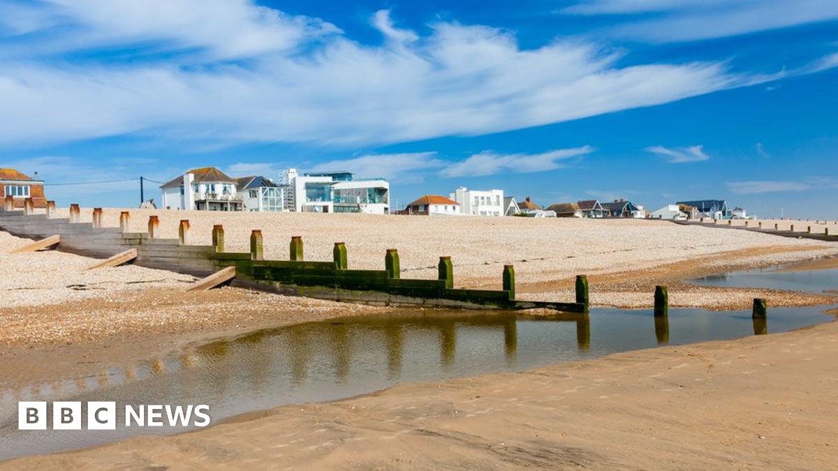 Camber Sands: Council to charge £30 to use car park - BBC News