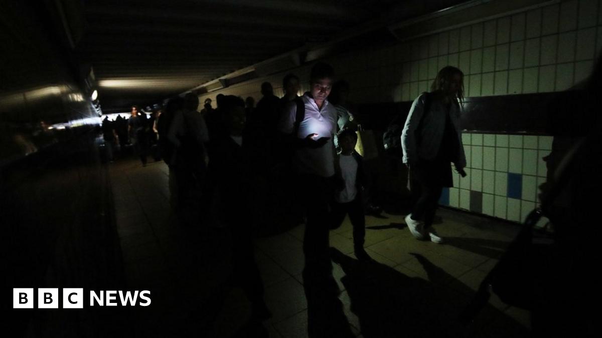 Major power failure affects homes and transport - BBC News
