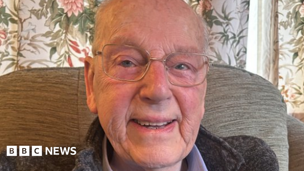 Sutton Coldfield WW2 veteran walks hundreds of miles - BBC News