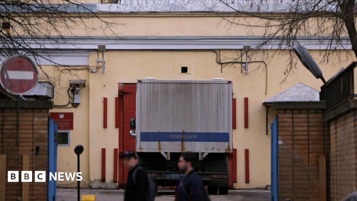 Russia detains former US embassy employee - report - BBC News